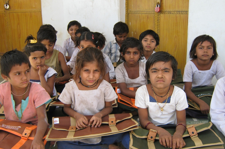 Promote education of 100 disadvantaged children - GlobalGiving