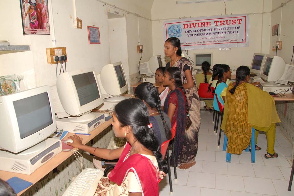 ENHANCE 400 INDIAN GIRLS WITH COMPUTER SKILLS - GlobalGiving