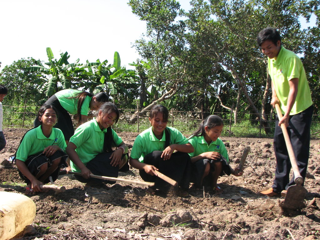 Reports on Sponsor Cambodian graduates, help their community ...