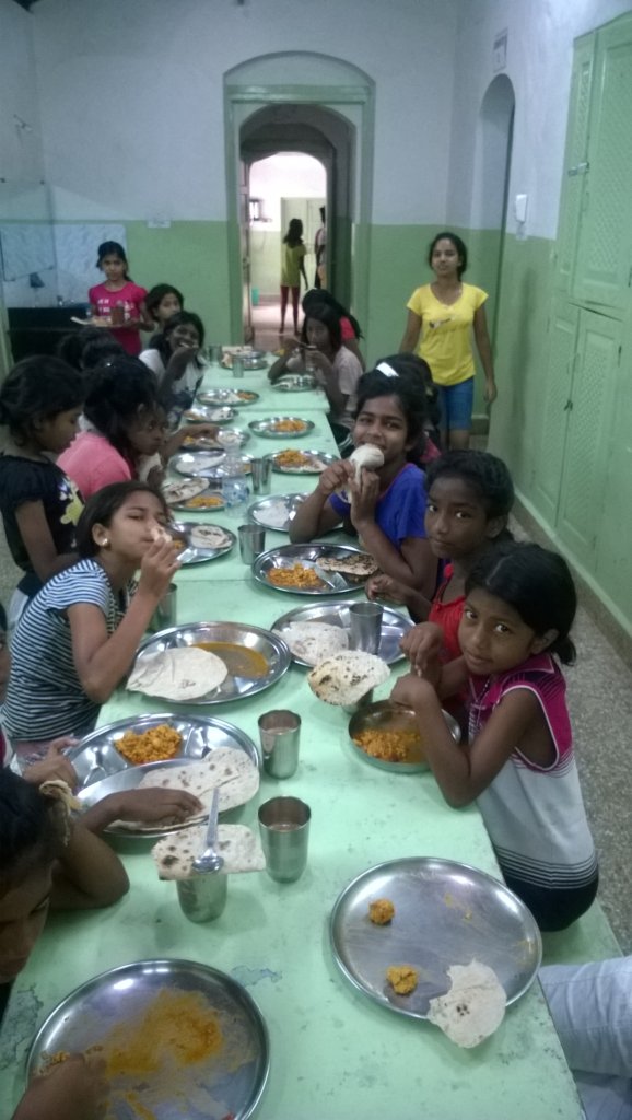 Feed slum children nutritious meal in India - GlobalGiving