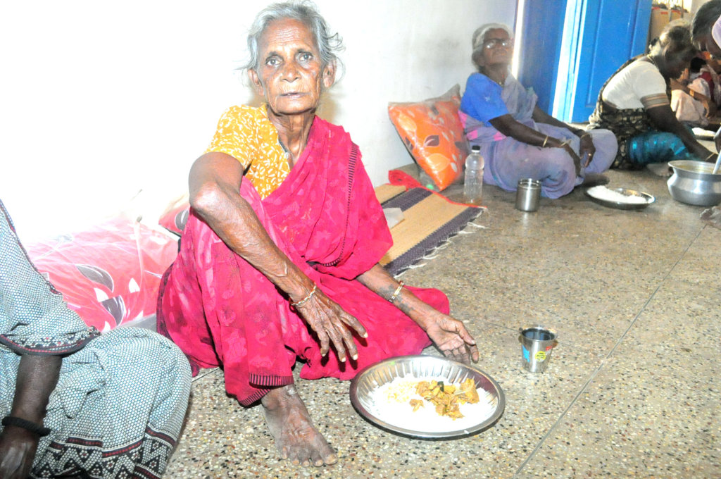 Food support to32 starving neglected elderly women - GlobalGiving