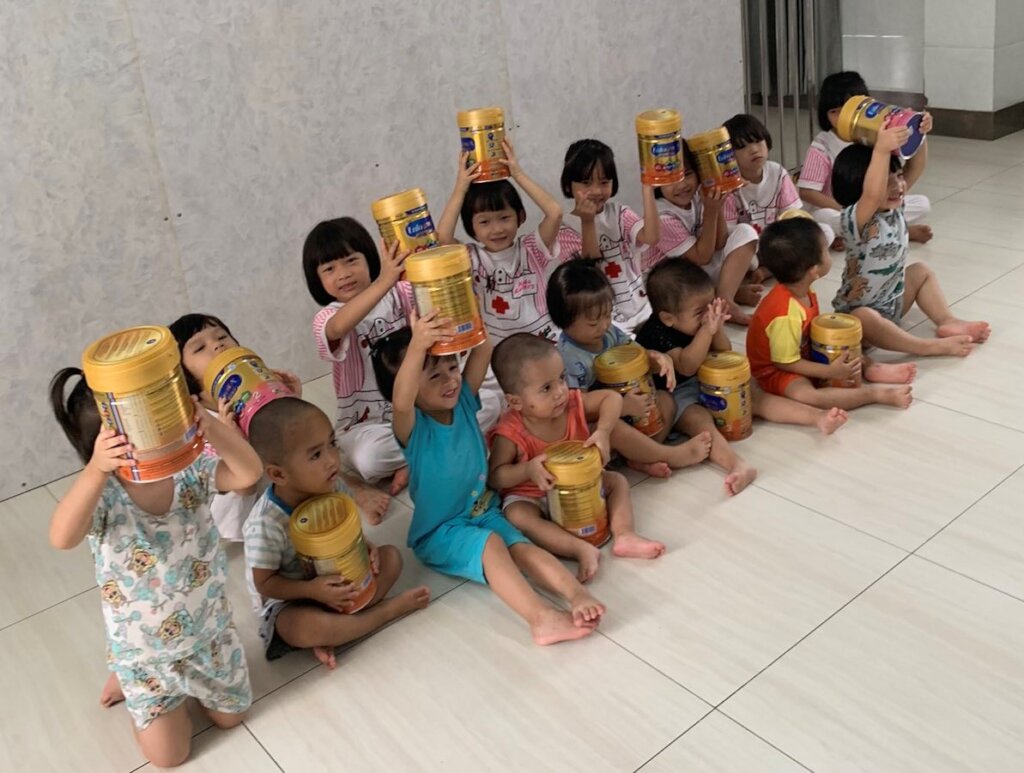 Giving foods to 68 children in Quang Tri, Vietnam - GlobalGiving