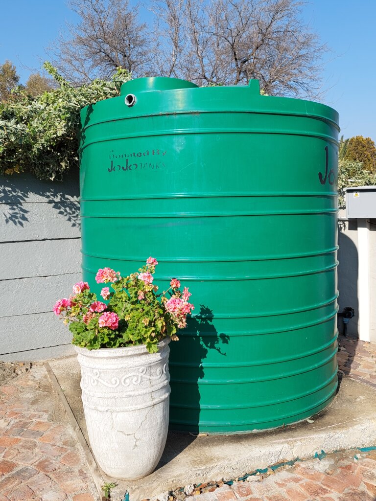 Water tank system for 52 children in South Africa - GlobalGiving