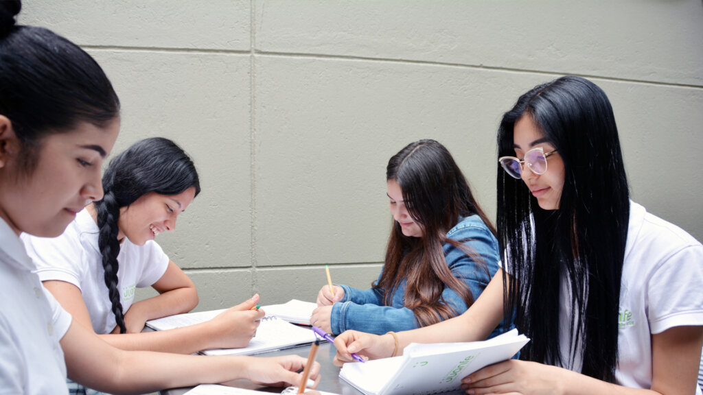 How to Share Empowering Lives of Teenage Mothers in Medellin - GlobalGiving